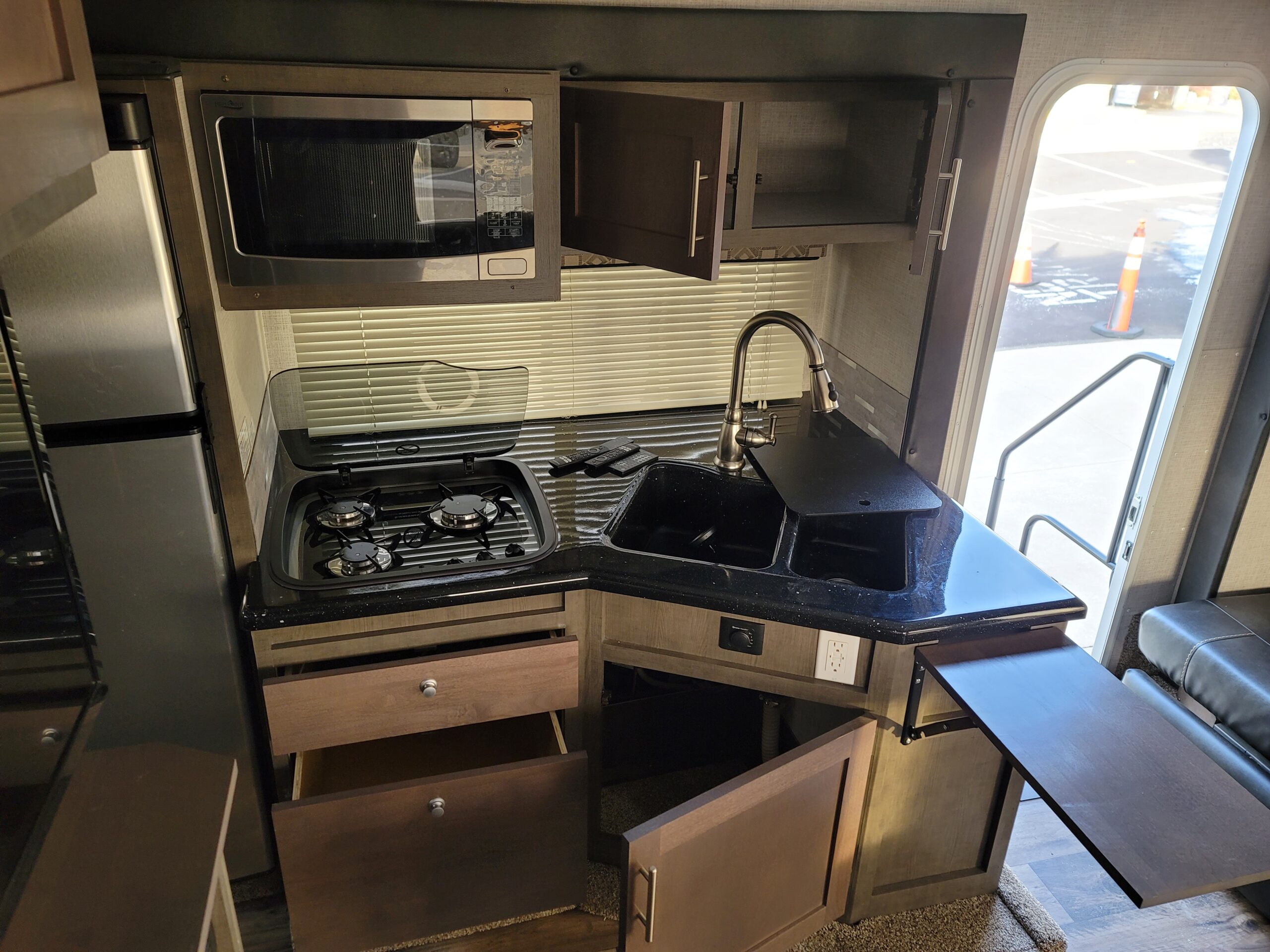 PIC10 - Custom Truck Accessories